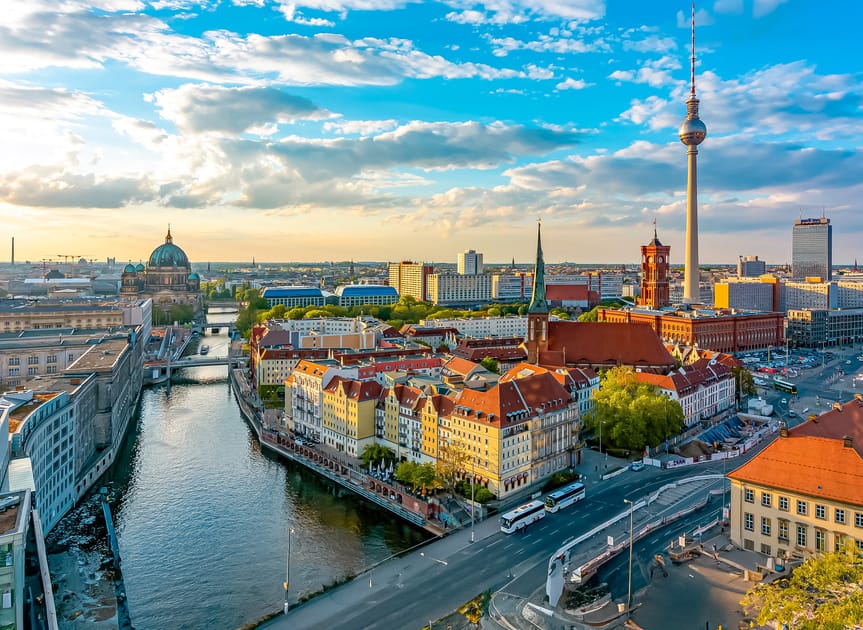 Why Selfies Are Less Common in Berlin | Engoo Daily News