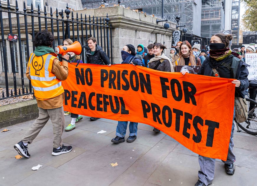 UK Climate Protesters Given Record Harsh Prison Sentences | Engoo 每日新闻