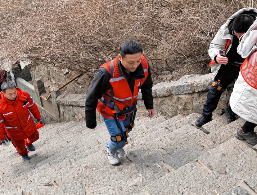 Robotic Exoskeletons Help Chinese Mountain Climbers | Engoo デイリーニュース