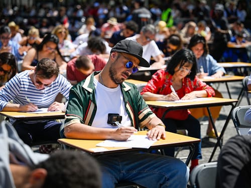 Champs-Élysées Hosts 'World's Largest Dictation' | Engoo 每日新聞