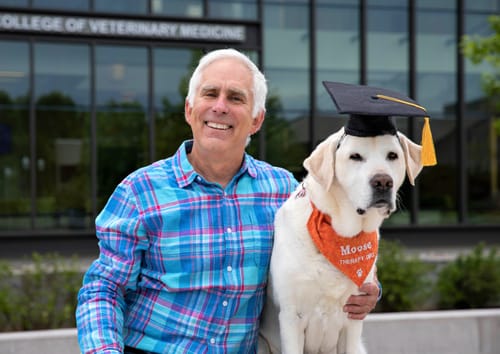 Therapy Dog Graduates with an Honorary Doctorate | Engoo 每日新聞