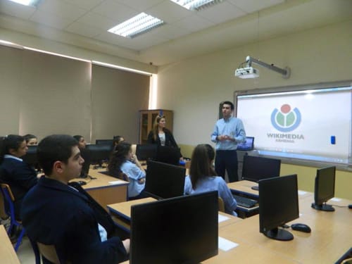 Improve Your Public Speaking With Body Language | Engoo Daily News