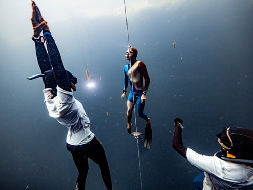 Free Diver Breaks Record with 120-Meter Dive | ข่าวประจำวัน Engoo