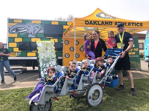 US Dad Breaks Records Running with Quintuplets | ข่าวประจำวัน Engoo