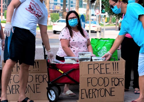 Filipino Woman Feeds Jobless Migrants in Dubai | Engoo Daily News