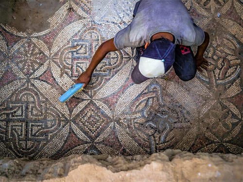 Palestinian Farmer Discovers Ancient Mosaic in Gaza | Engoo 每日新聞