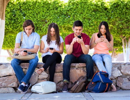 46% of US Teens Use the Internet 'Almost Constantly' | Engoo Daily News