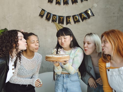 Happy to Be Here: How Americans Celebrate Birthdays | Engoo Daily News